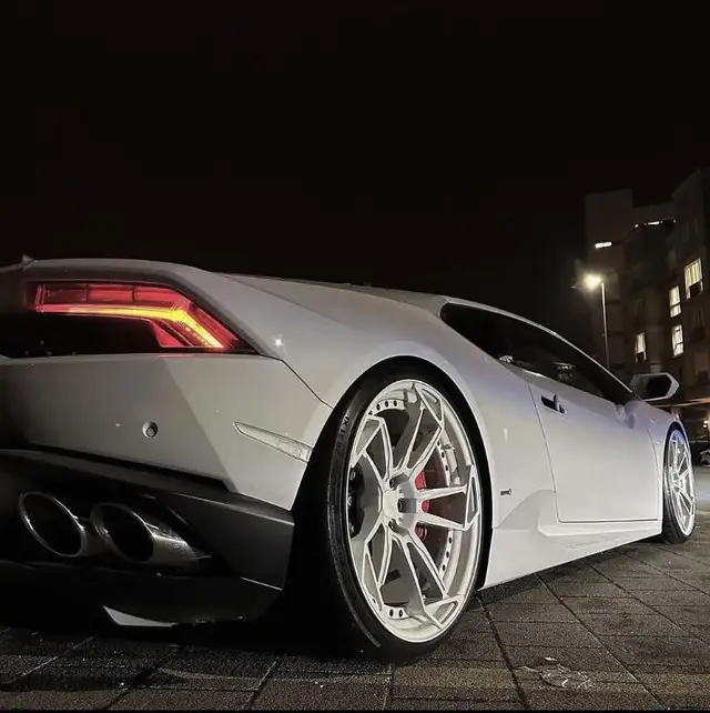Lamborghini Huracan (828x830 | Scrolller