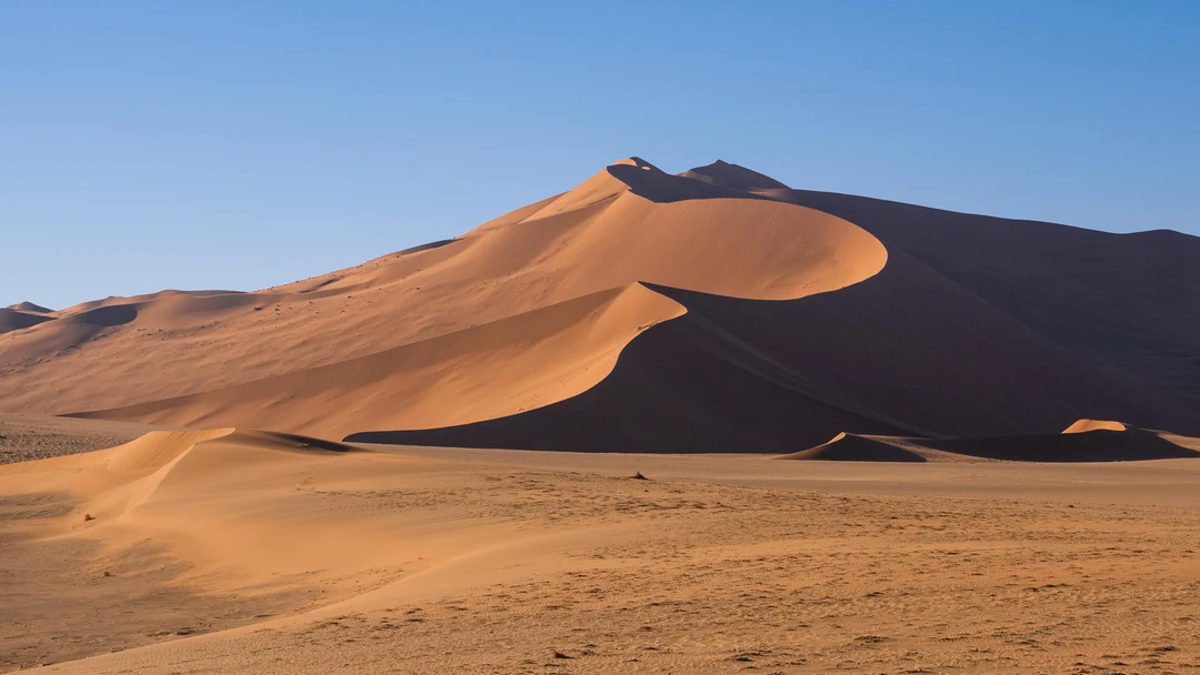 Towering mountain of sand in the Sea of Dunes. Sossusvlei, Namib Desert, Namibia [OC] [4000x2250 ...