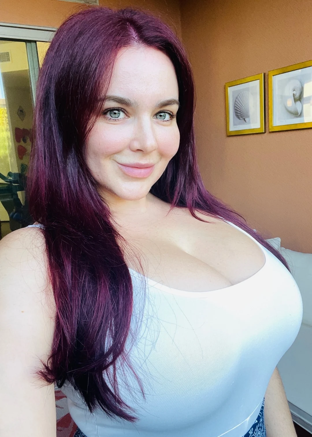 Can't hide that bust | Scrolller