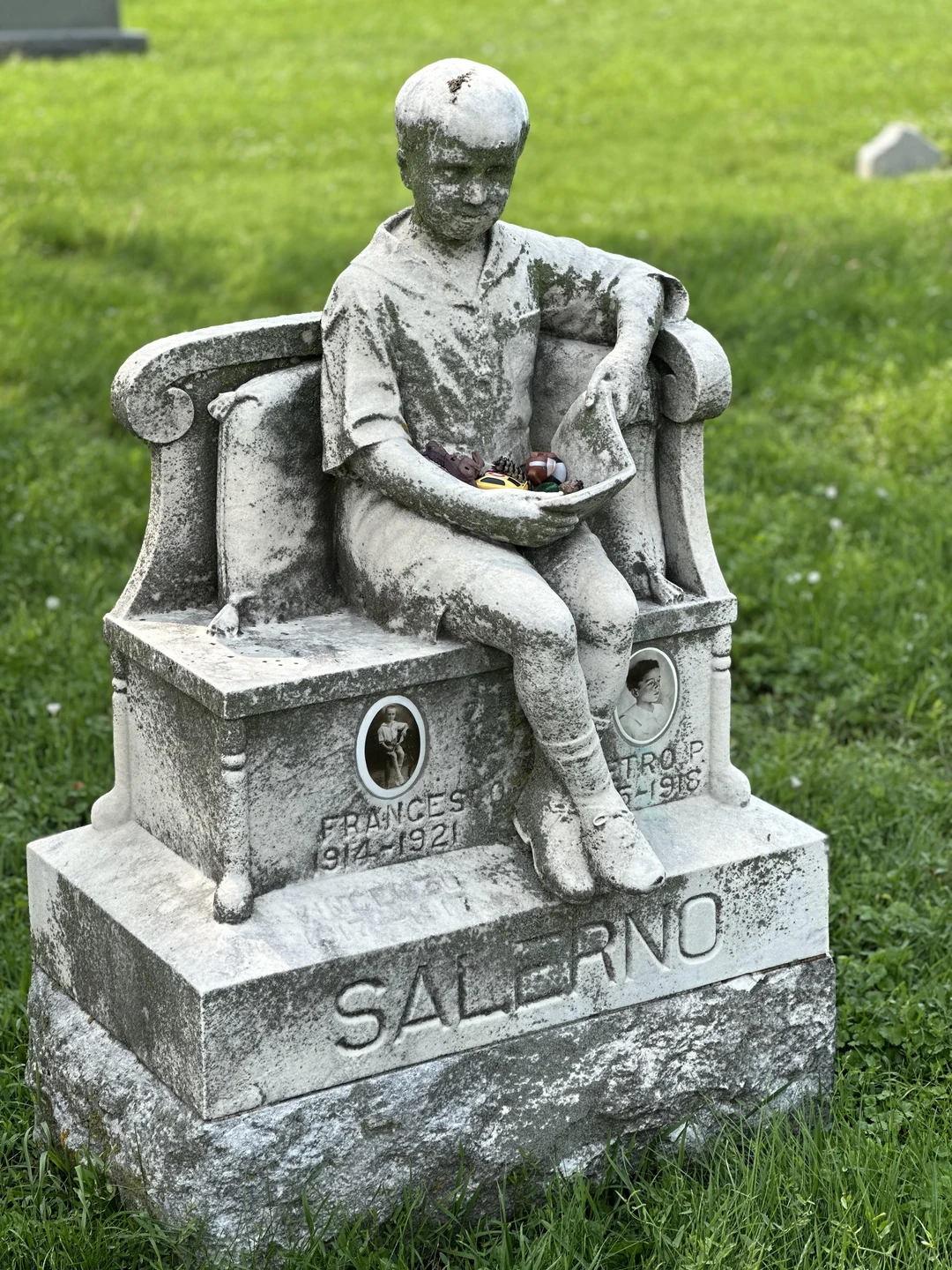 Mount Carmel Cemetery, Hillside IL | Scrolller