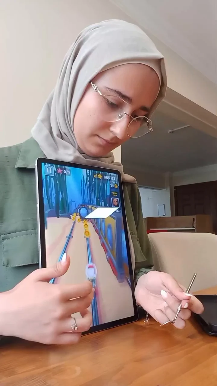 How this dentist practices her mirror skills | Scrolller