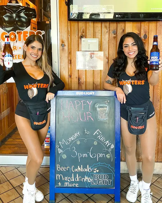 Hooters Girls, hot wings, and ice-cold beer; the ultimate trifecta! 😍 | Scrolller