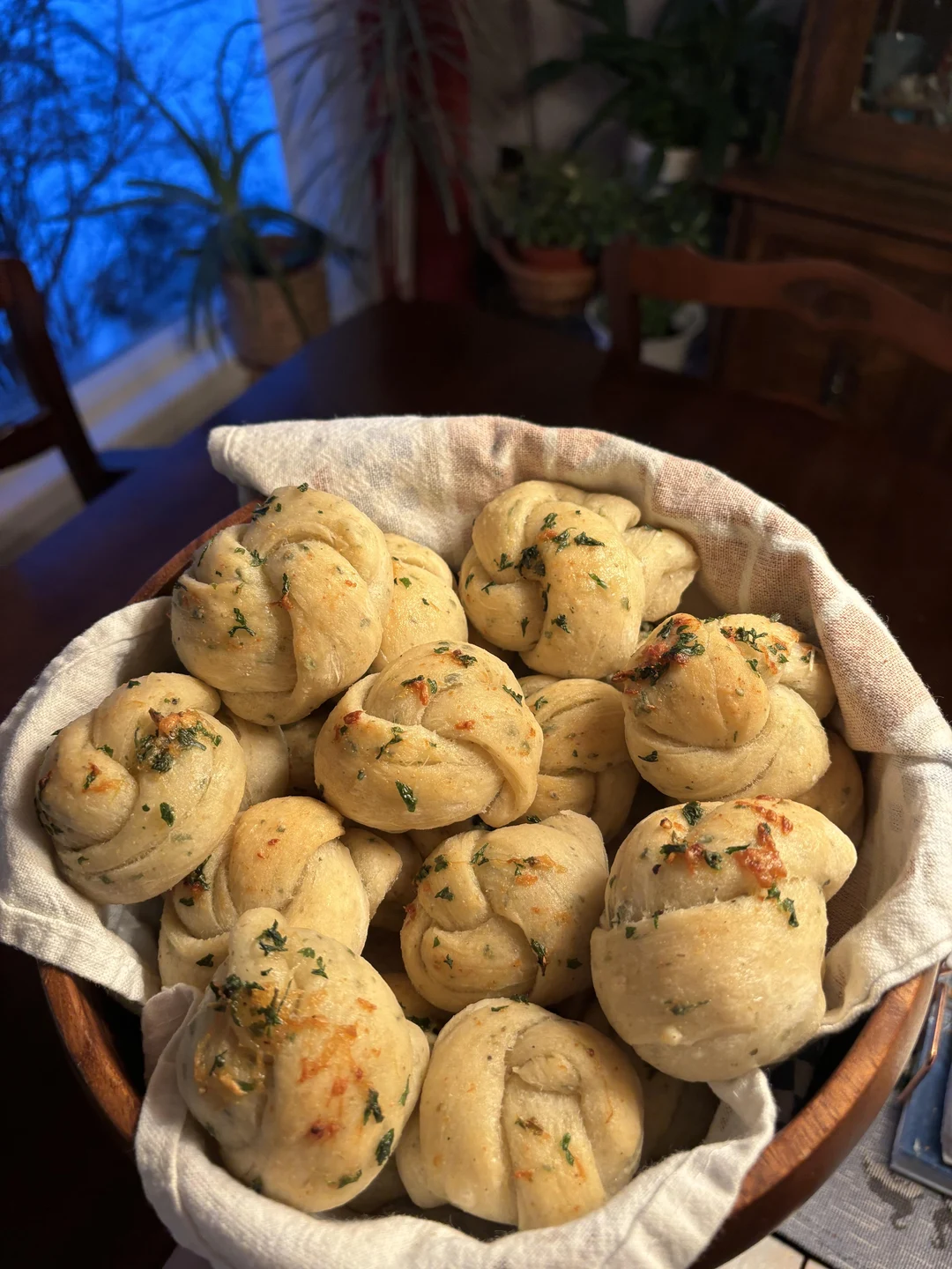 Garlic bread knots with roasted garlic butter | Scrolller