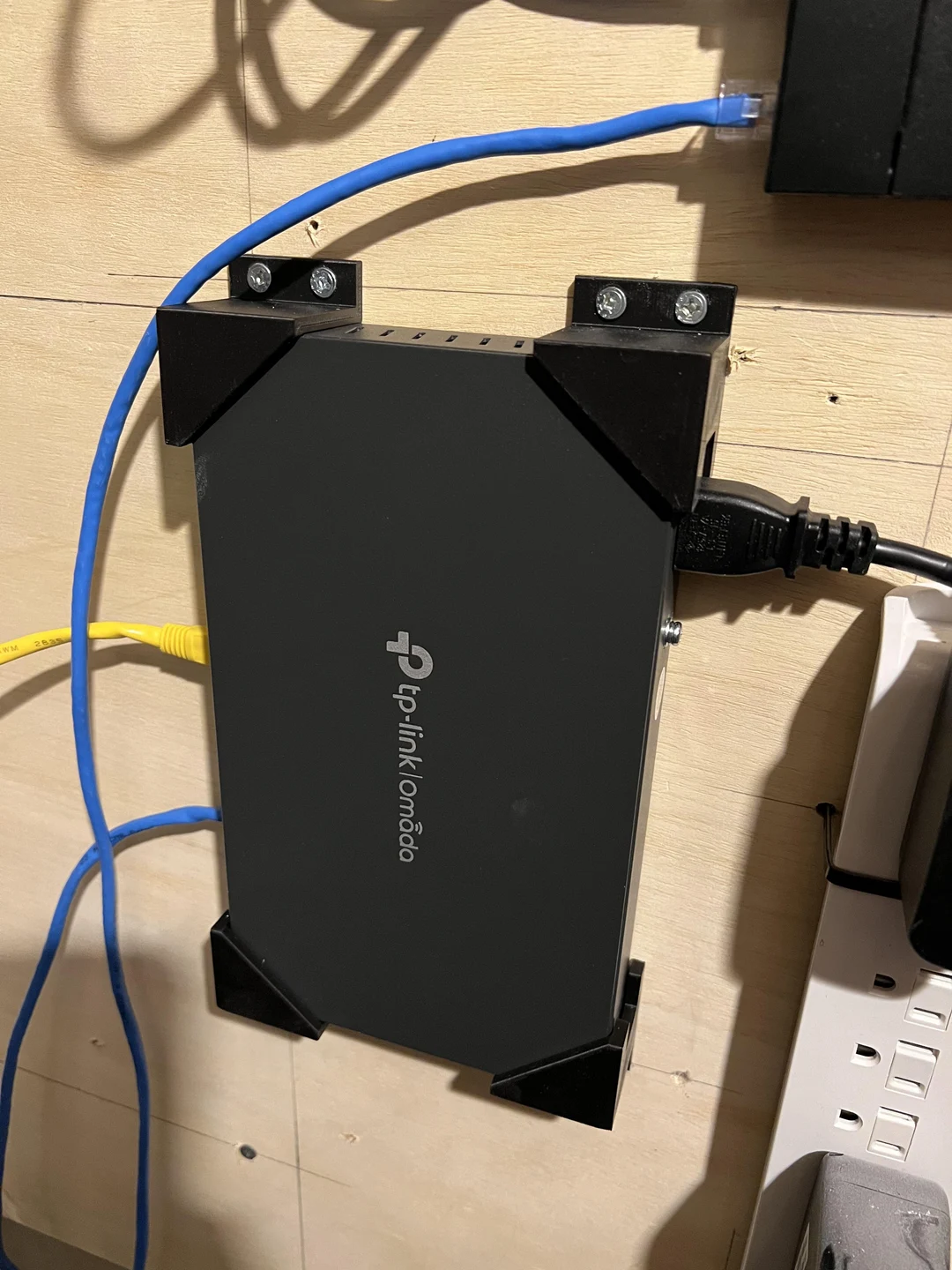 Designed and printed mount corners for this router | Scrolller