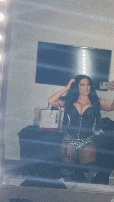 Mandy Leon | Scrolller