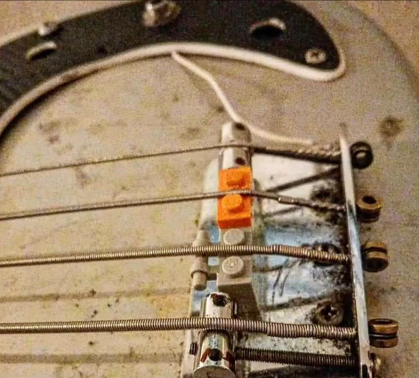 Fixing a bass with Lego | Scrolller