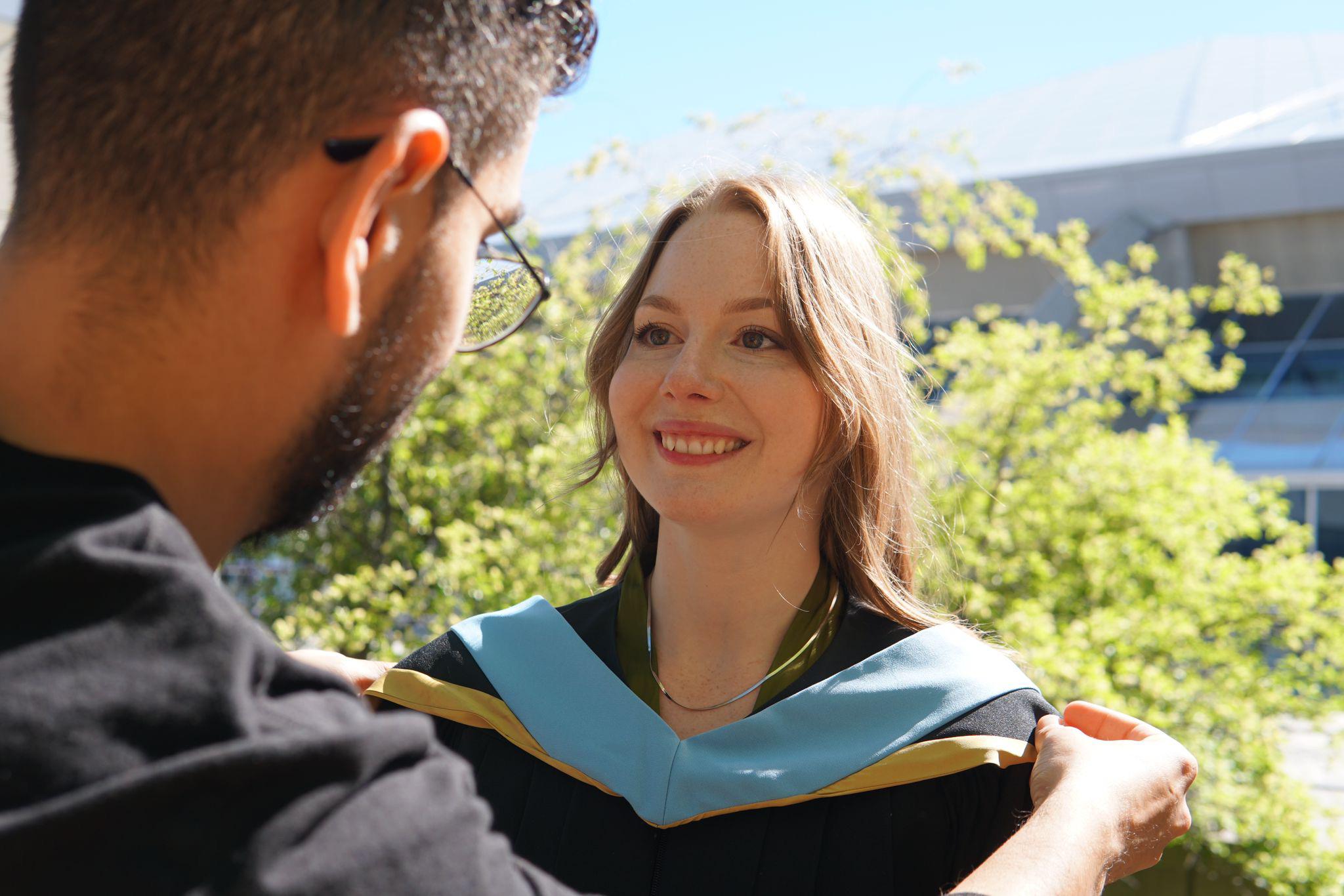 Fixing my girlfriend’s graduation hood | Scrolller