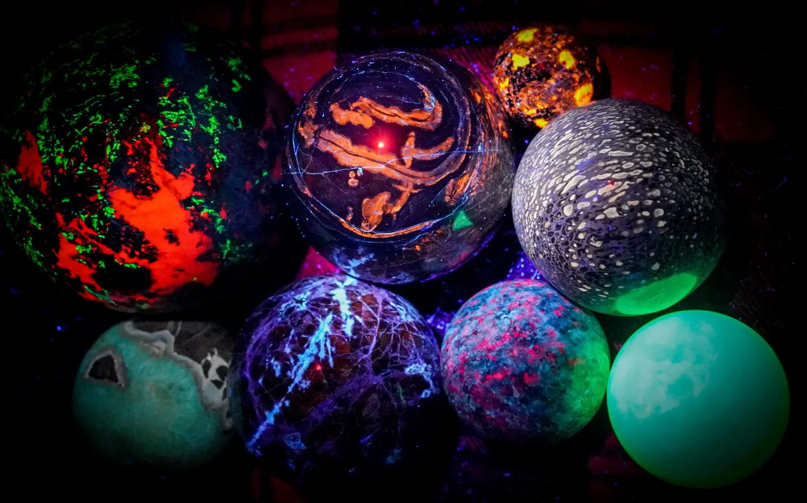 Fluorescent Spheres | Scrolller