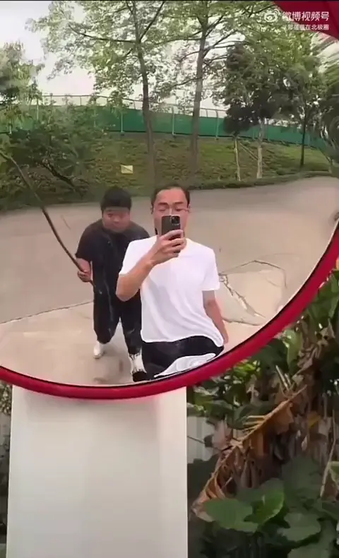 Fun with mirrors | Scrolller