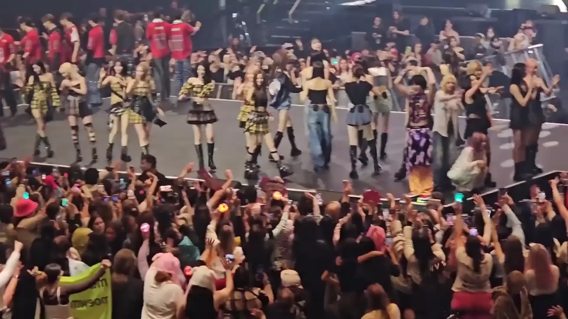 Gahyun and Kep1er Yujin (240929 KCON Germany 2024 - M Countdown Ending) | Scrolller