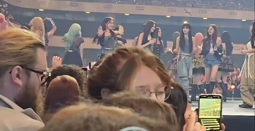 Gahyun and Kep1er Yujin during the ending of M Countdown (240929 KCON Germany 2024 - M Countdown ...