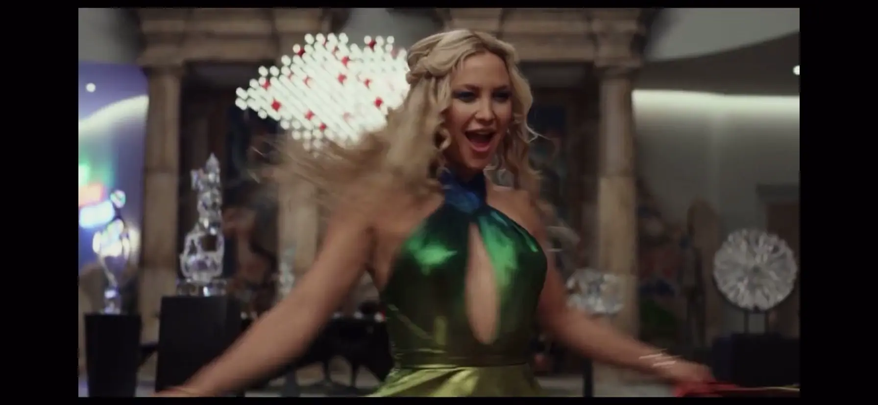 Glass onion (2022), split second shot that gives away the reveal for eagle eye viewers ...