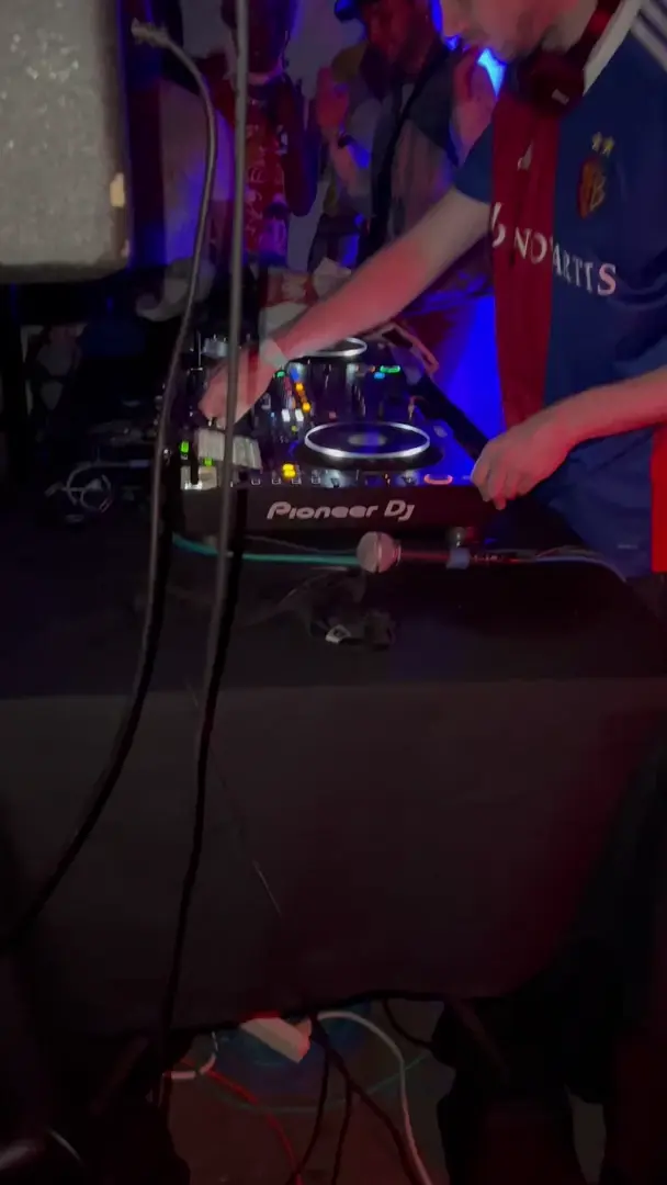 Gus Playing KKB during his Set | Scrolller