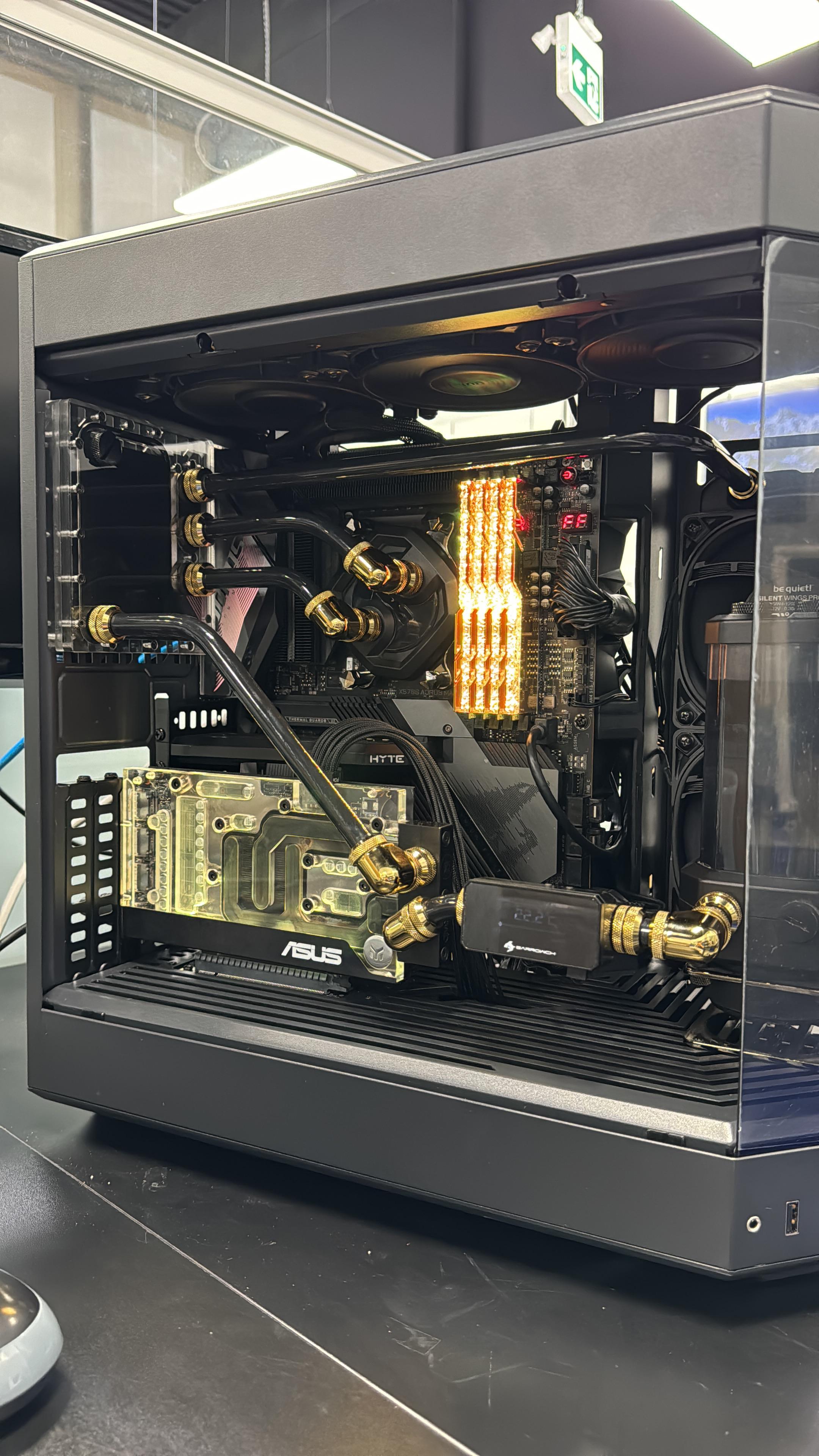 Hyte Y60 Custom Loop | Scrolller
