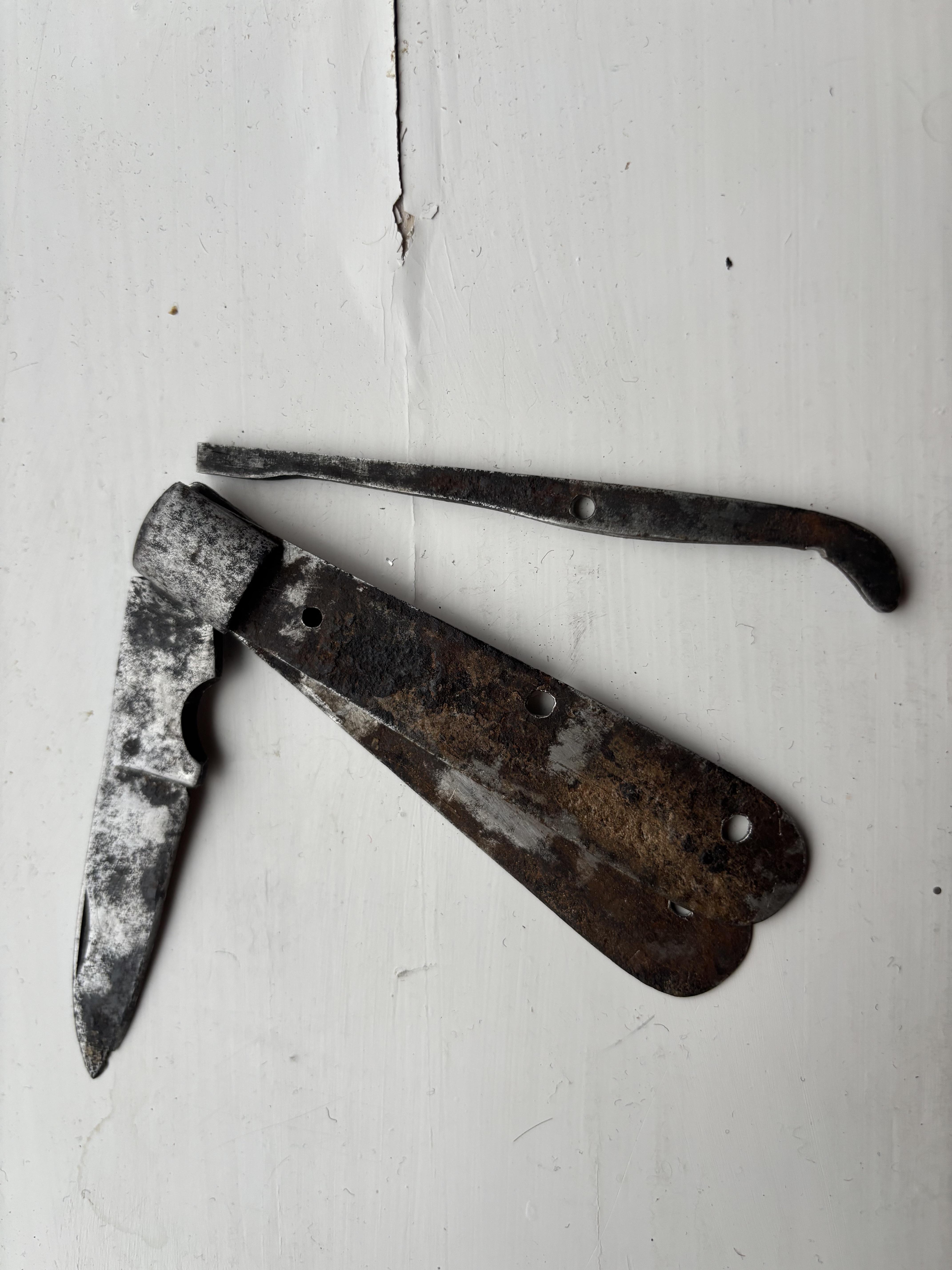 Can anyone help me with this style of slipjoint knife? | Scrolller