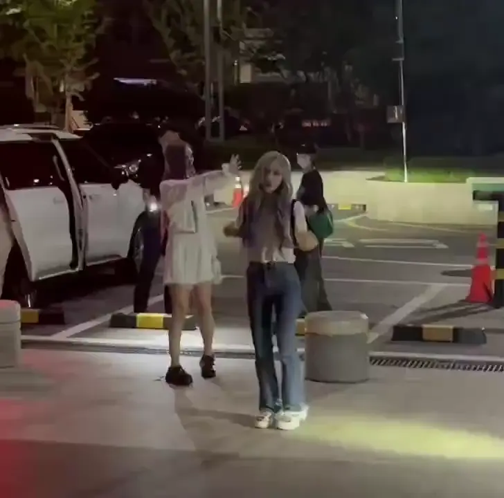 Handong and Gahyun in sync | Scrolller