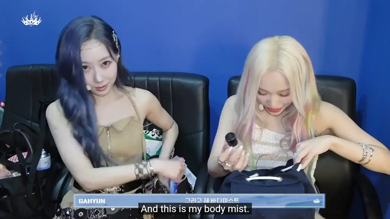 Handong spraying herself with Gahyun's body mist | Scrolller