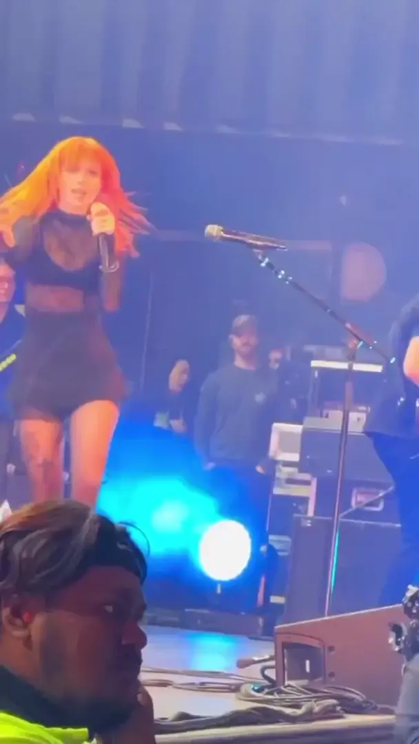 Hayley on stage | Scrolller