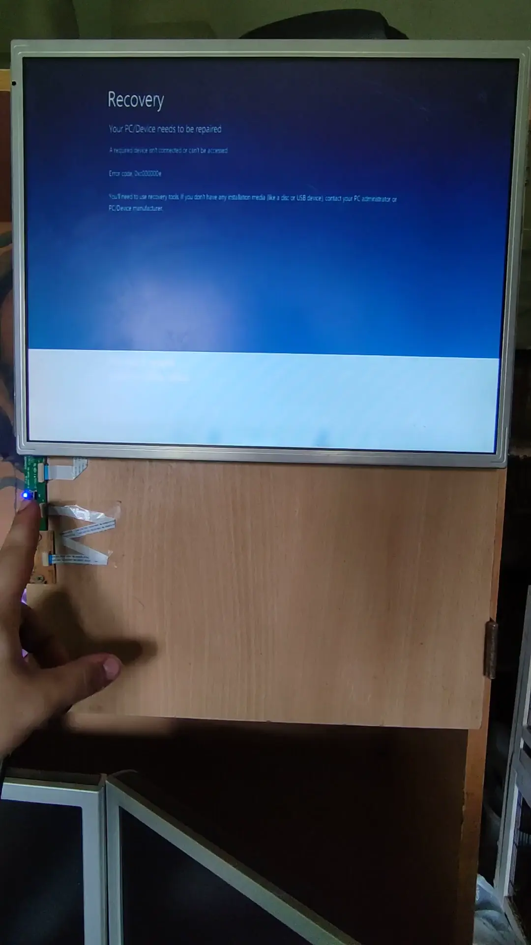 HELP, MONITOR BUGGING OUT | Scrolller