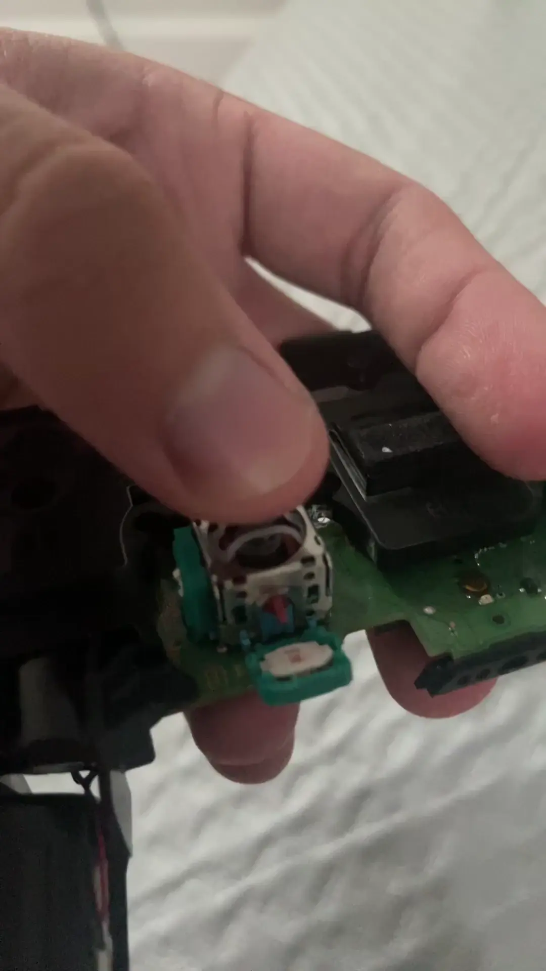 Help/ My analog stick got stuck while trying to fix ps5 controller | Scrolller