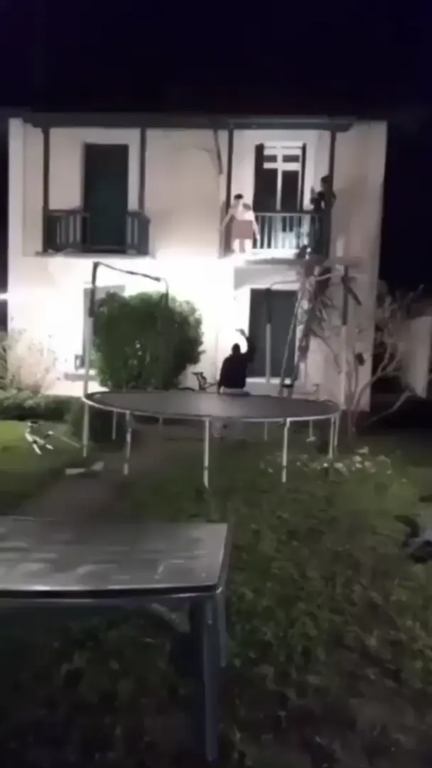 HMB while I smash this table | Scrolller