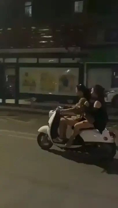 HMC as i tickle my friend on bike | Scrolller