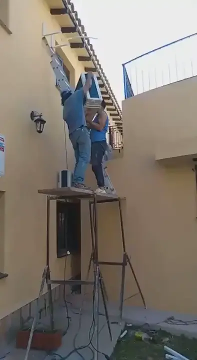 How not to use a ladder | Scrolller