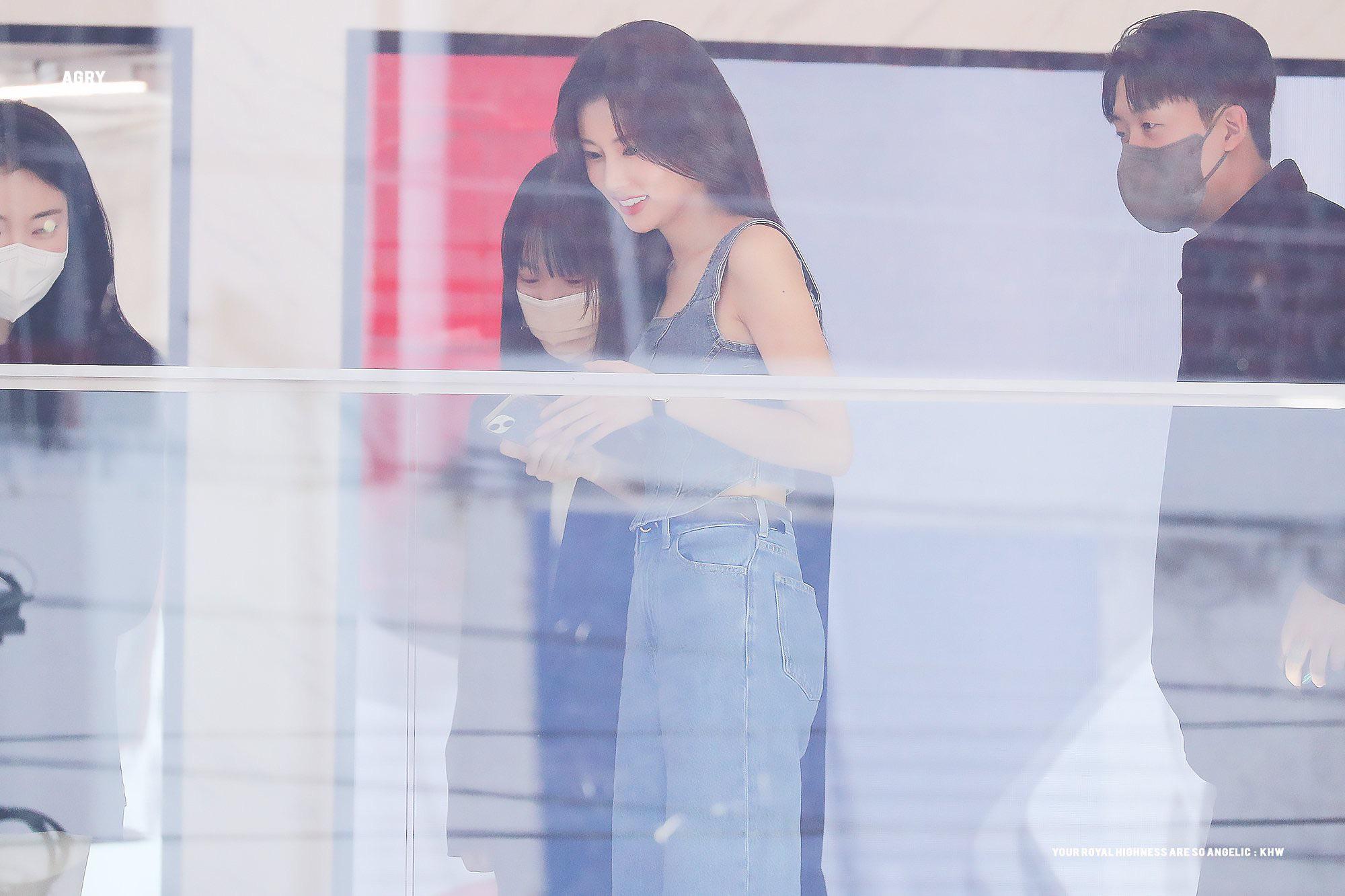 220329 Kang Hyewon And Kim MinJu @ DIOR Seoul Popup Event | Scrolller