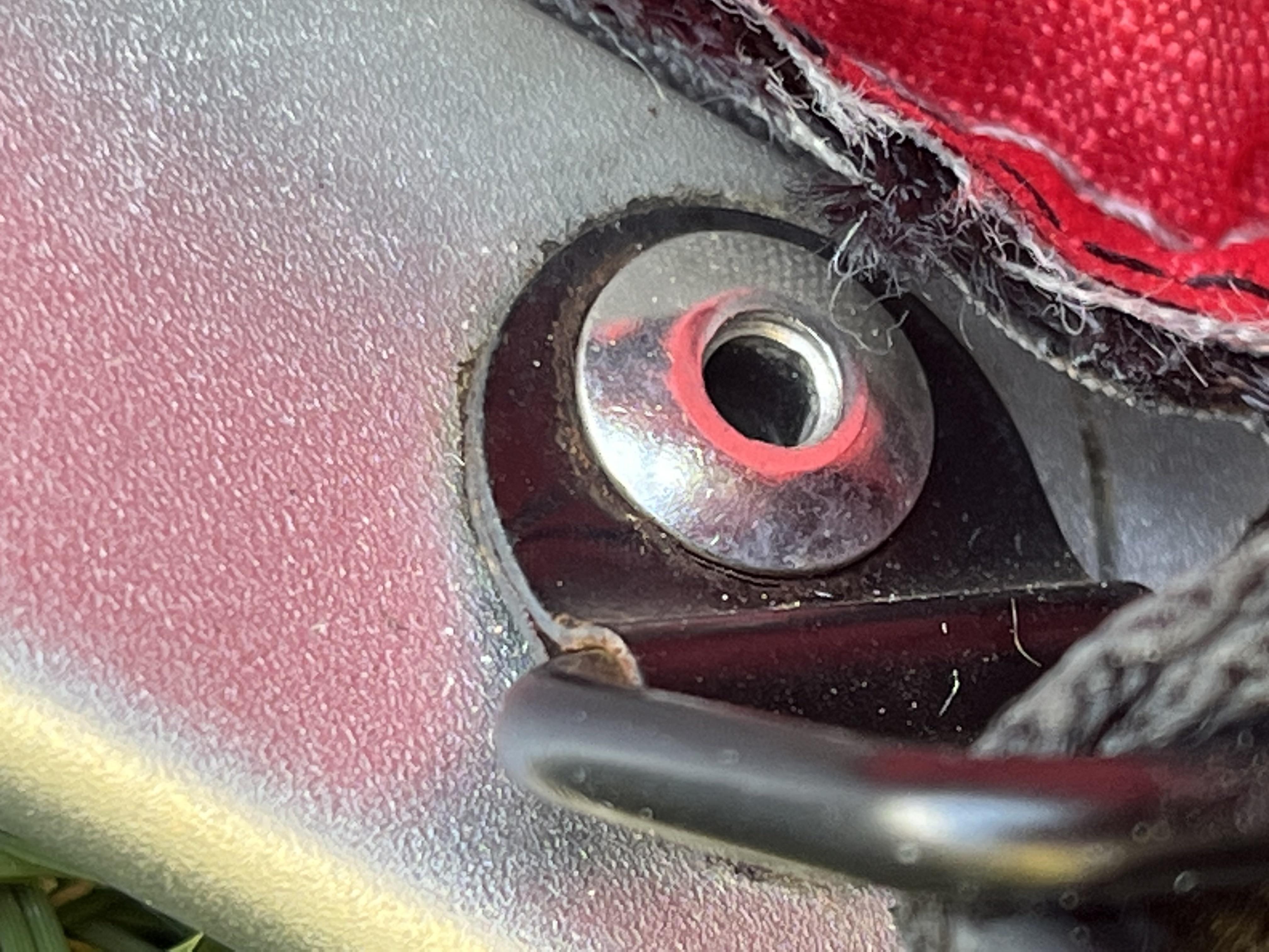 What is this screw? | Scrolller