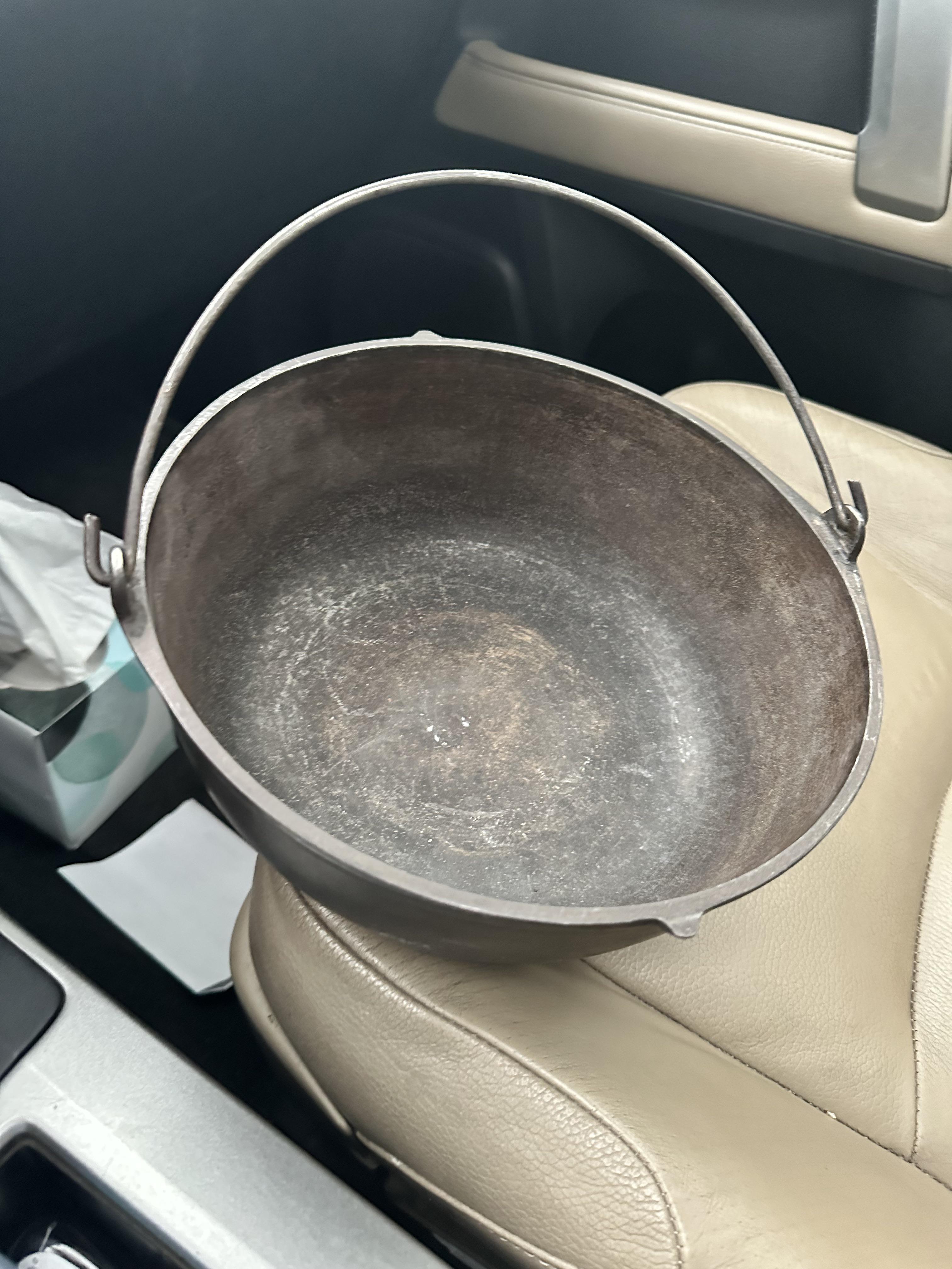 Help identifying this pot. I’m not having luck finding info on these ...