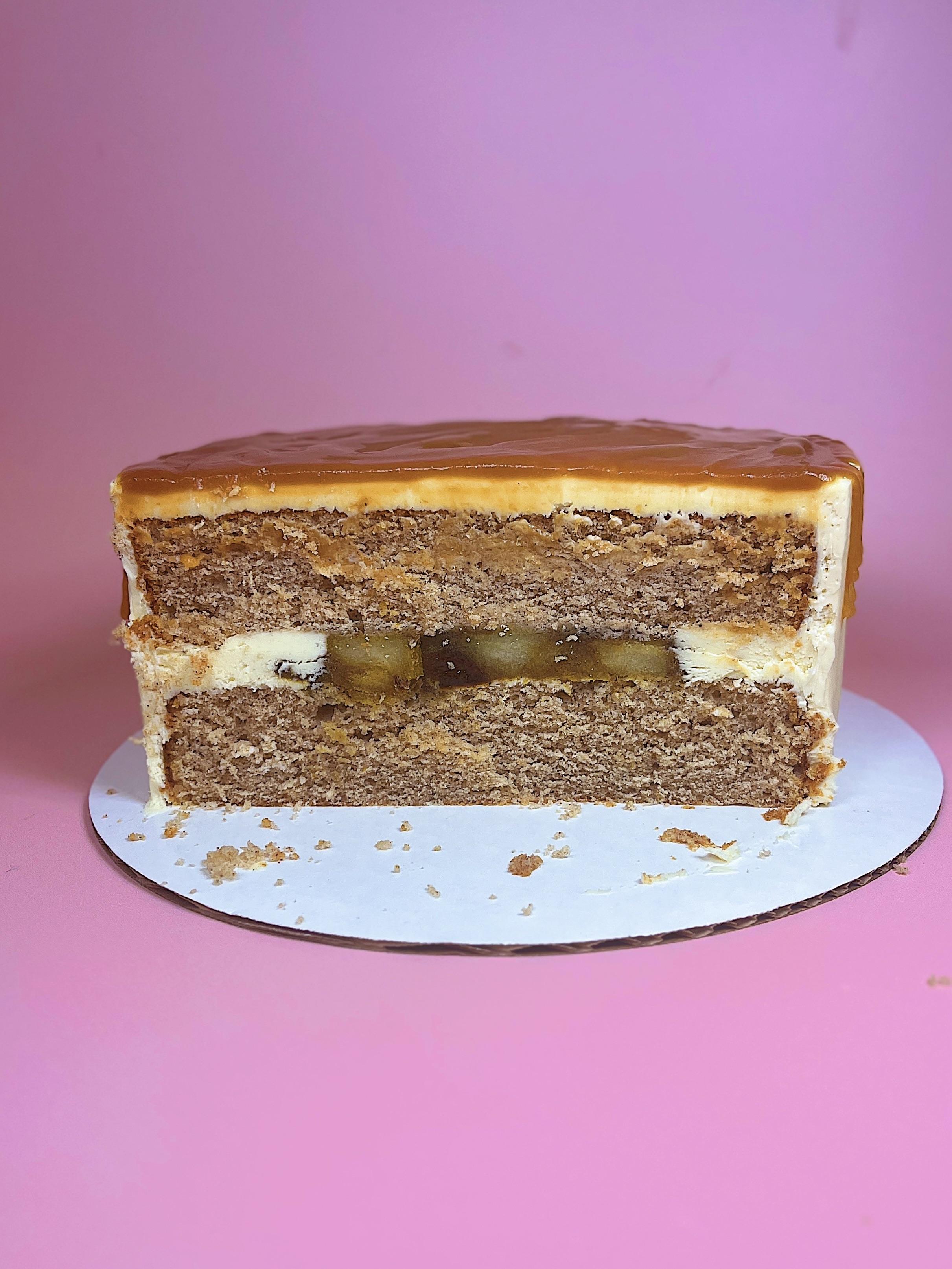 Spiced cake with apple chutney and cream cheese frosting | Scrolller