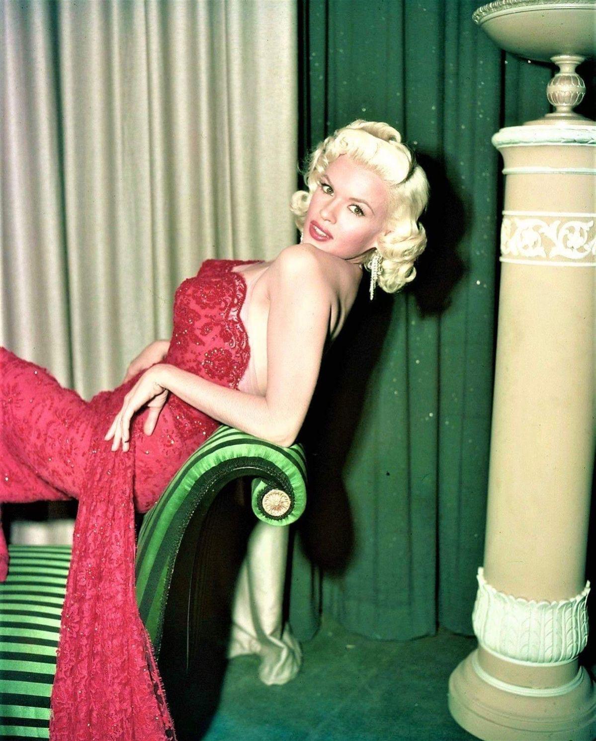 Jayne Mansfield photographed on the set of „The Girl Can‘t Help It“ in 1956. | Scrolller