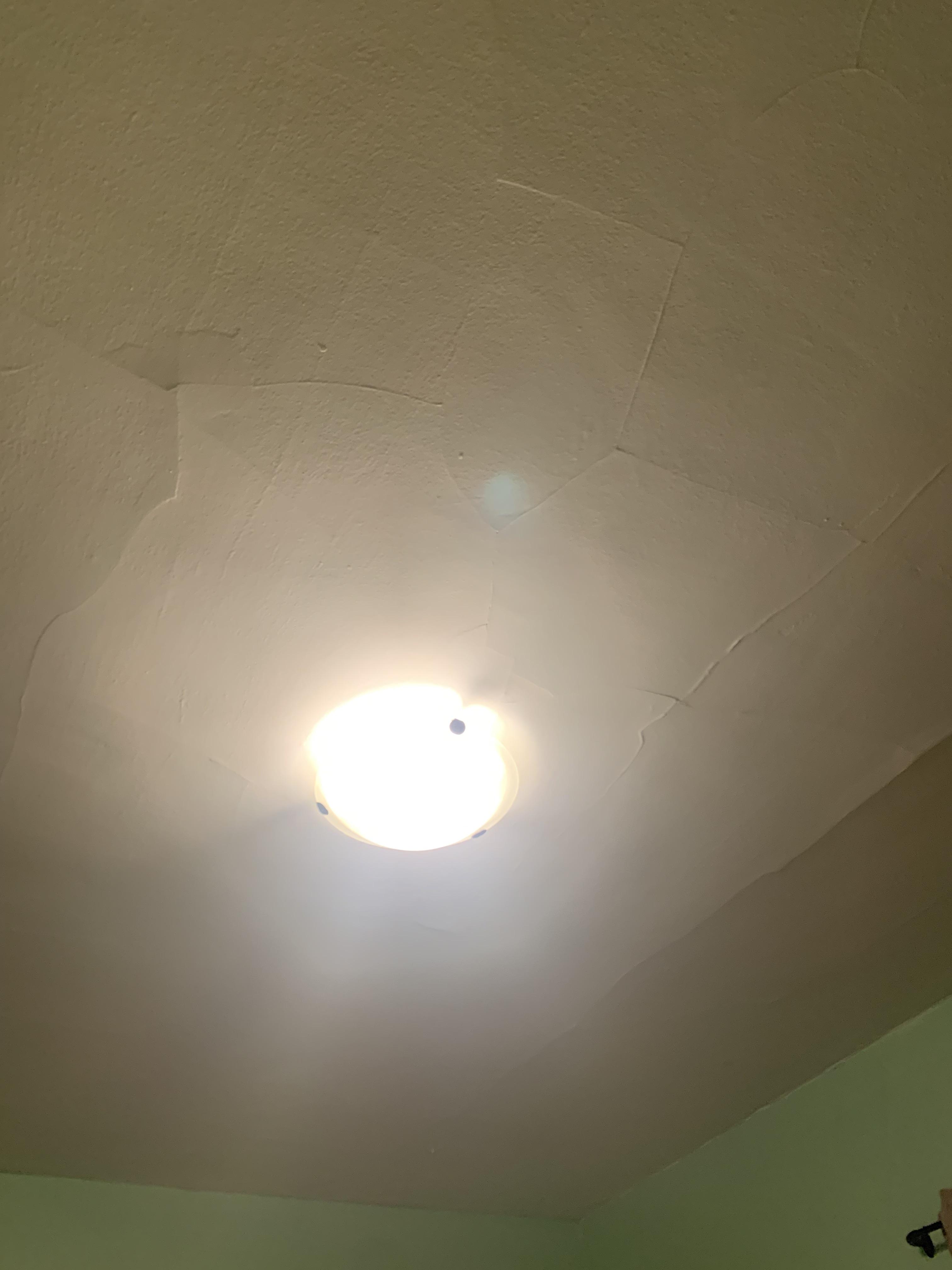 Cracks in ceiling | Scrolller