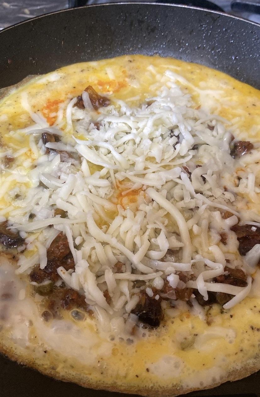[Homemade] Soychorizo omelette with napales, onion , cheese & mushroom with salsa ranchera ...