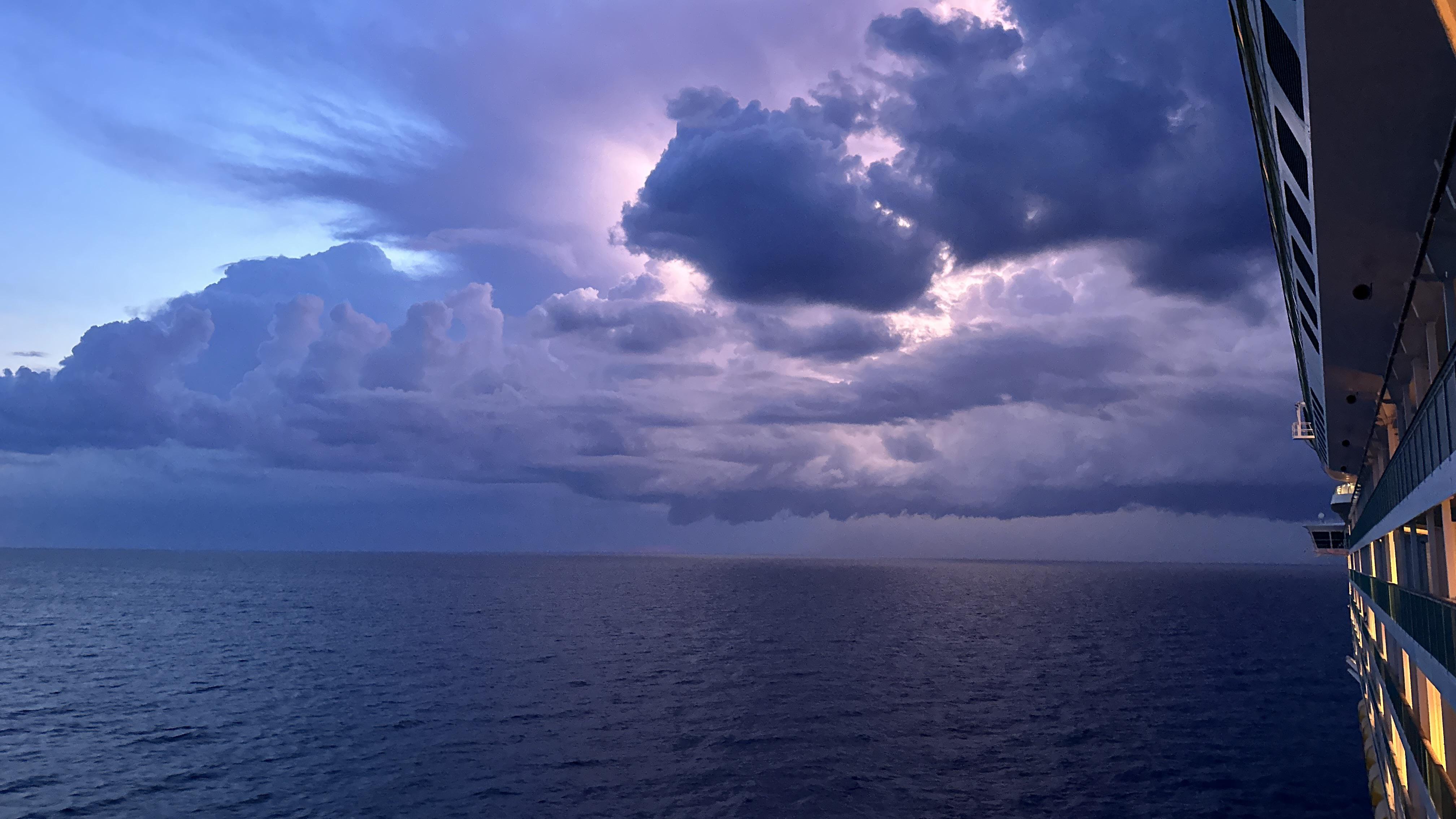 Lightning at sea | Scrolller