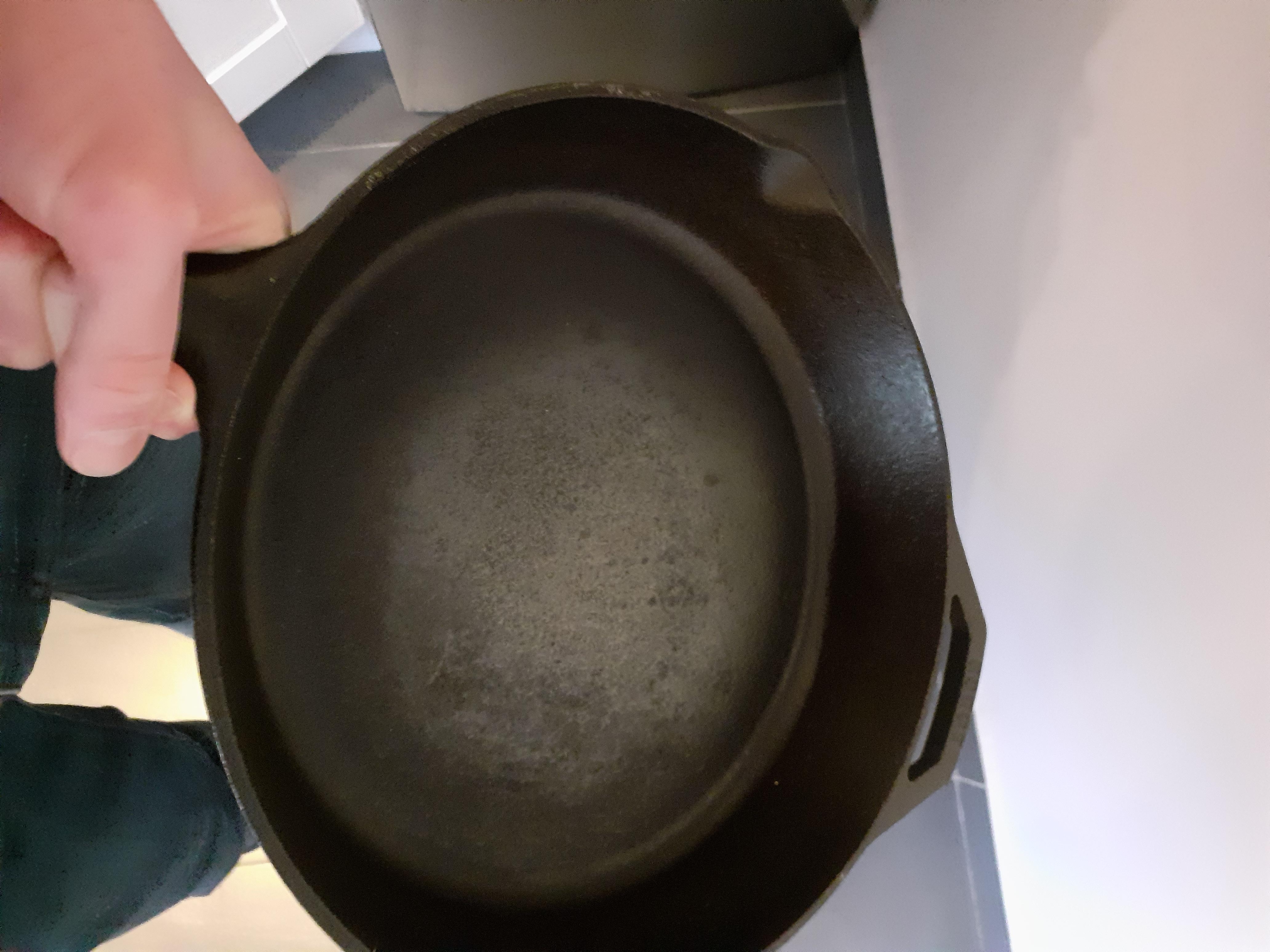 White traces on my lodge pans | Scrolller