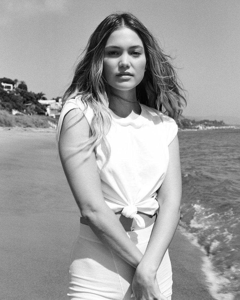 Olivia Holt | Scrolller