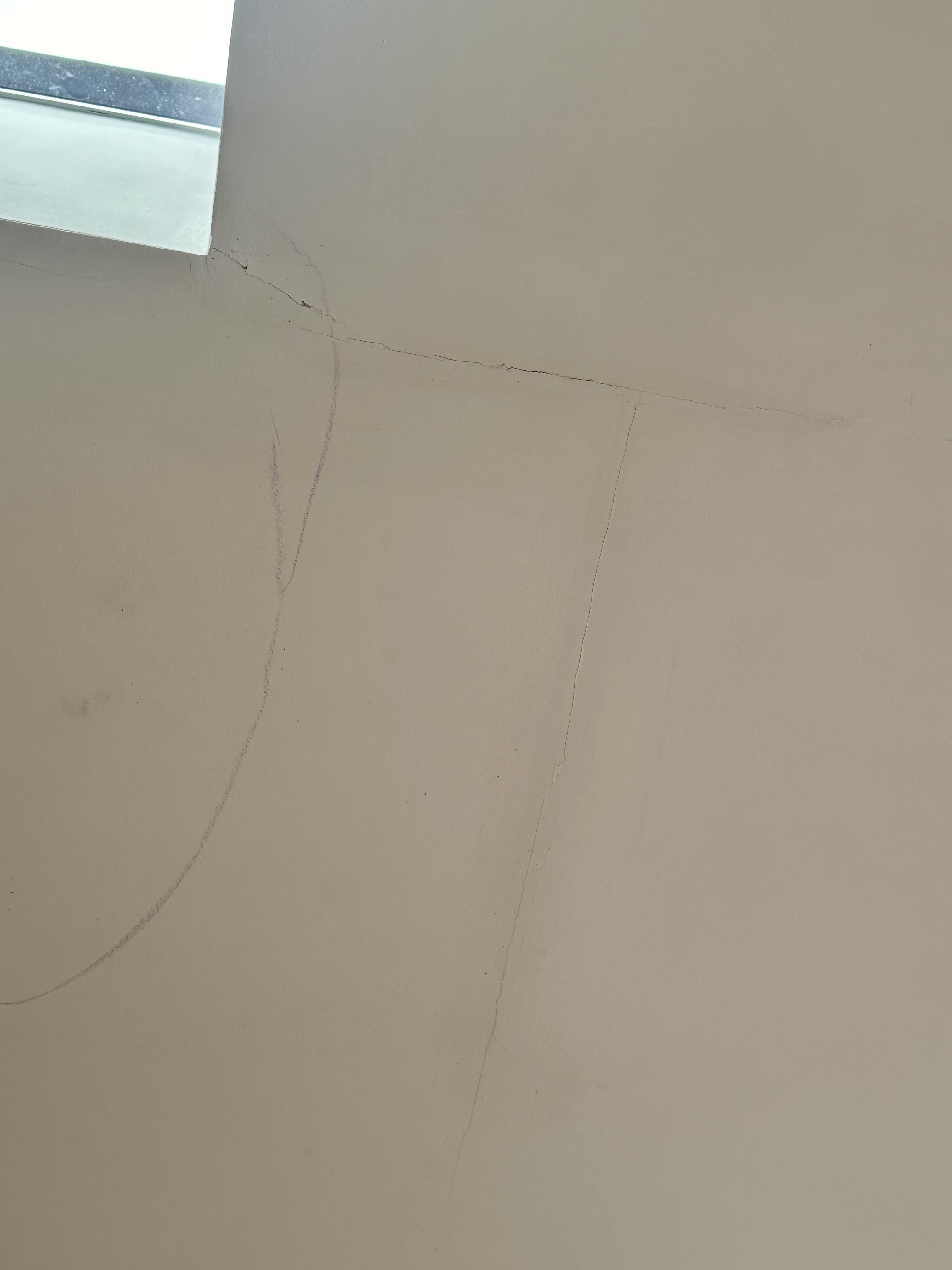 Ceiling cracks | Scrolller