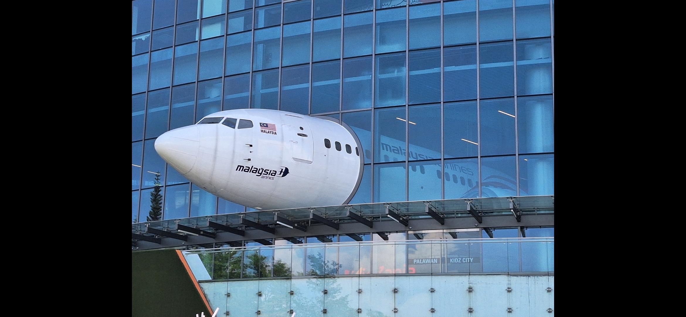 There is a malaysia airlines 737 inside this building | Scrolller