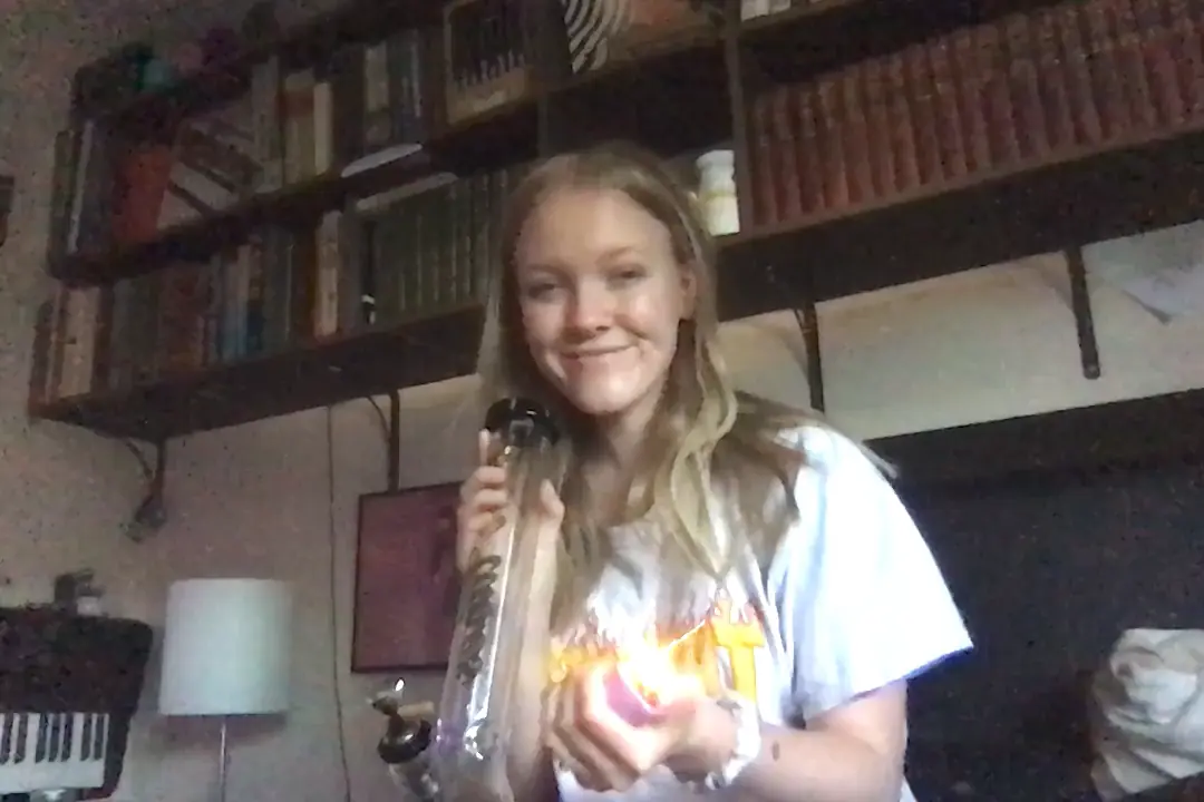 My boyfriend got a new bong! Had to share a rip with you lovelies 💗Have a wonderful day! | Scrolller