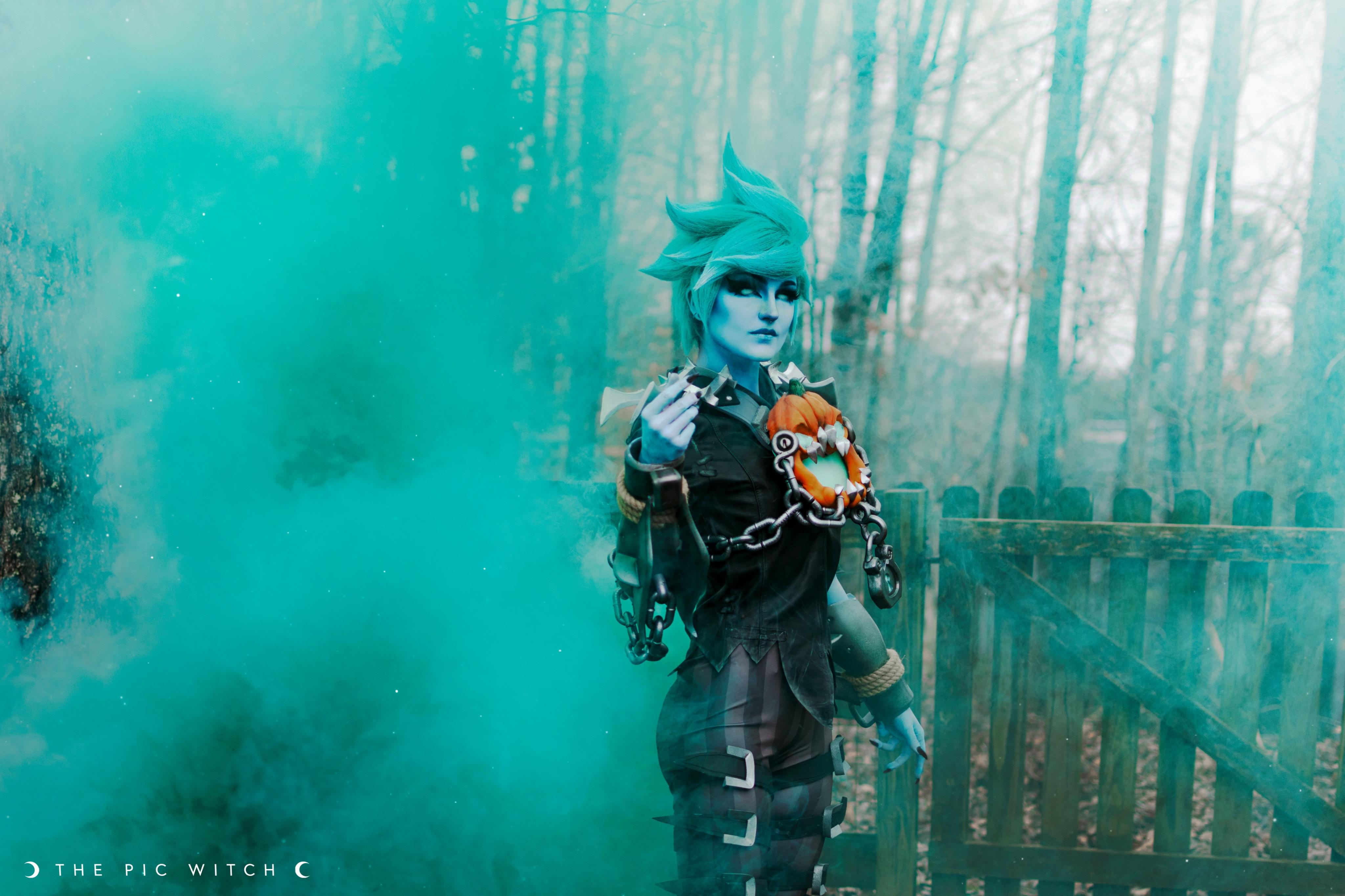 Halloween Will-o-the-Wisp Tracer Cosplay!! | Scrolller