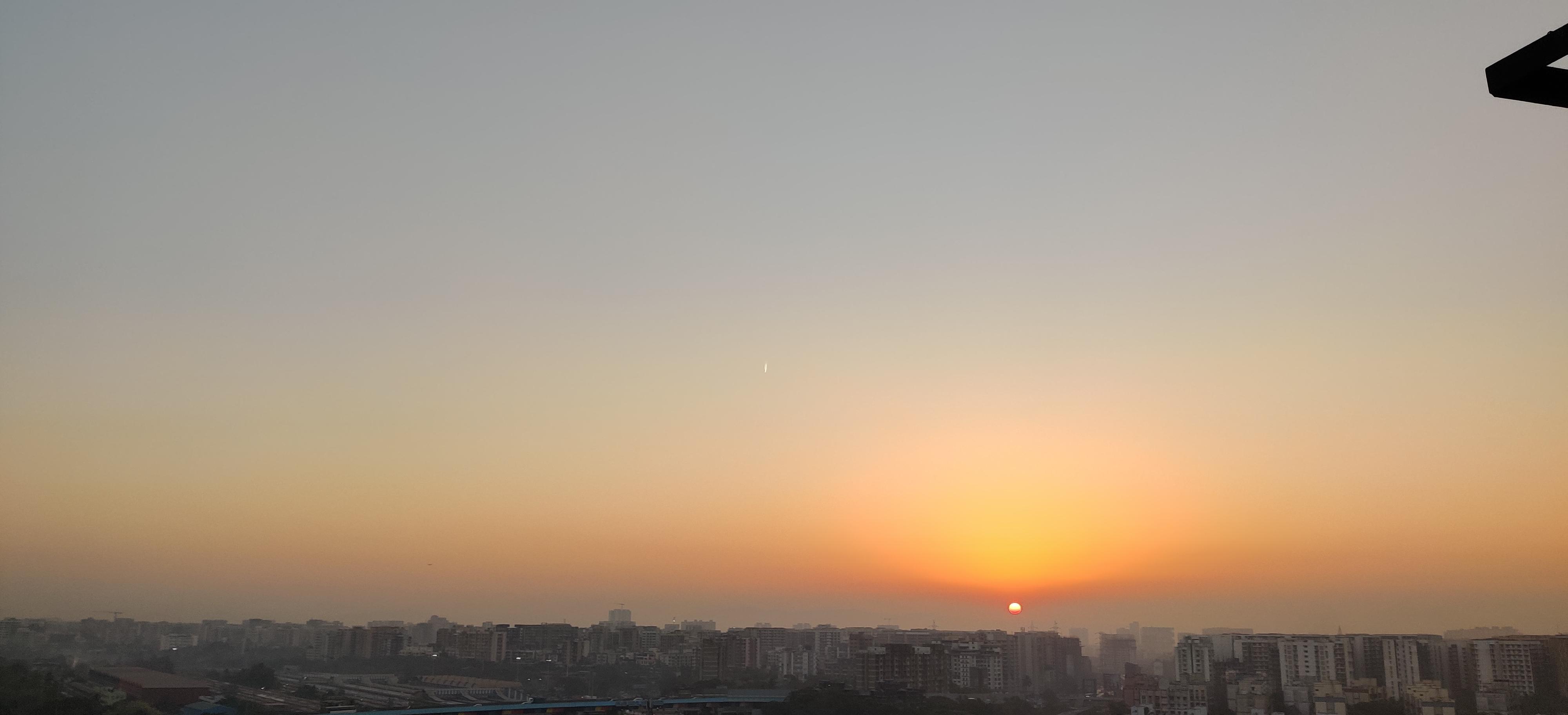 Need help identifying the white coloured structure in the center of the photograph | Scrolller