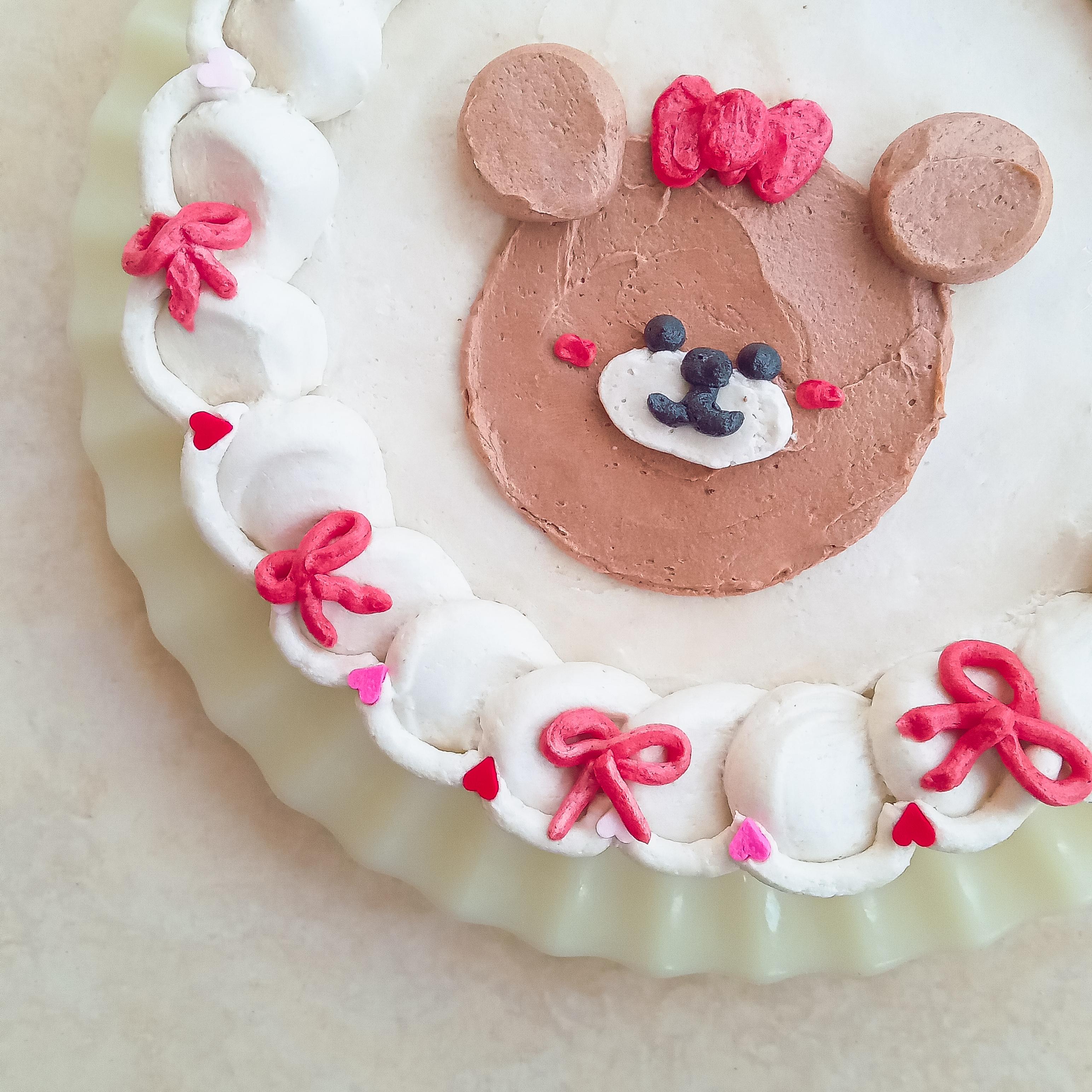 Mini cake i made for a friend recently :] enjoyed having a chance to practice cake decorating ...