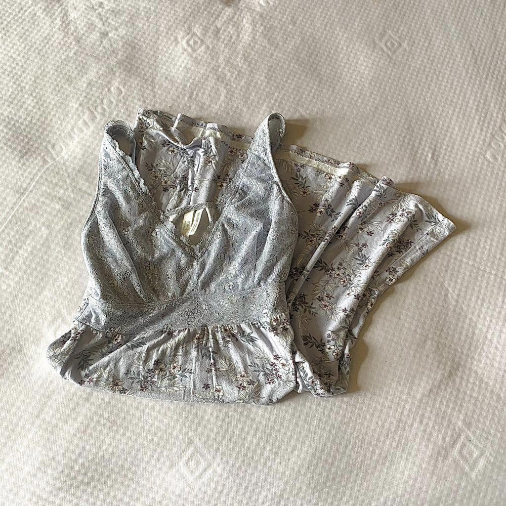 Wondering which cover picture of the dress is most flattering. Knowing that it fits like the ...