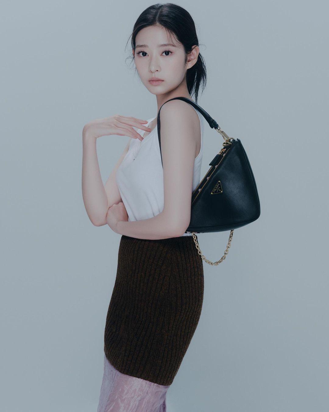 220922 Kim Minju Instagram Update | Scrolller