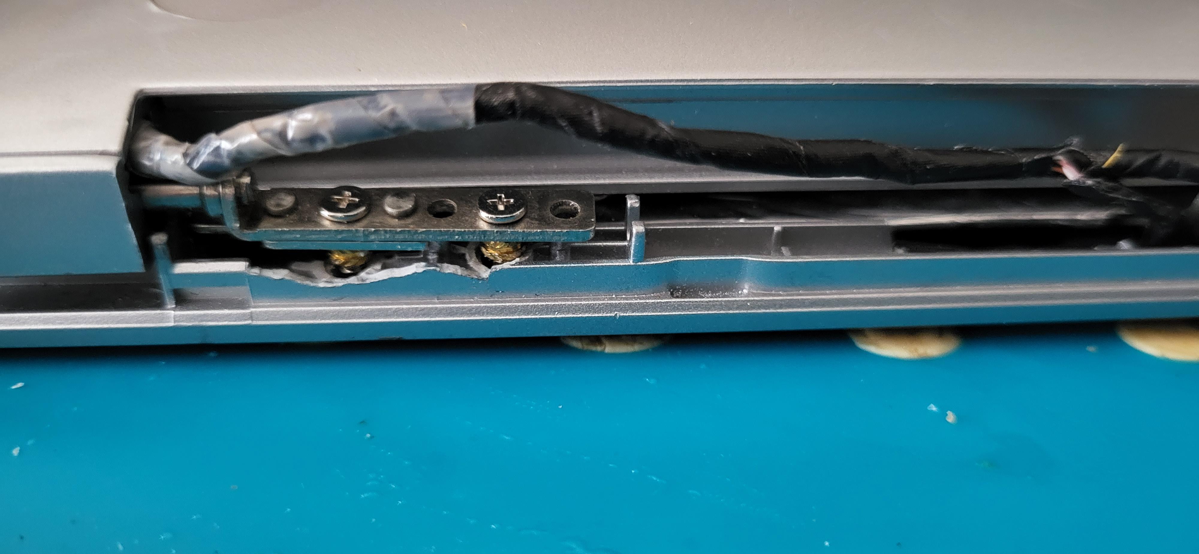 £10 laptop with broken hinges | Scrolller