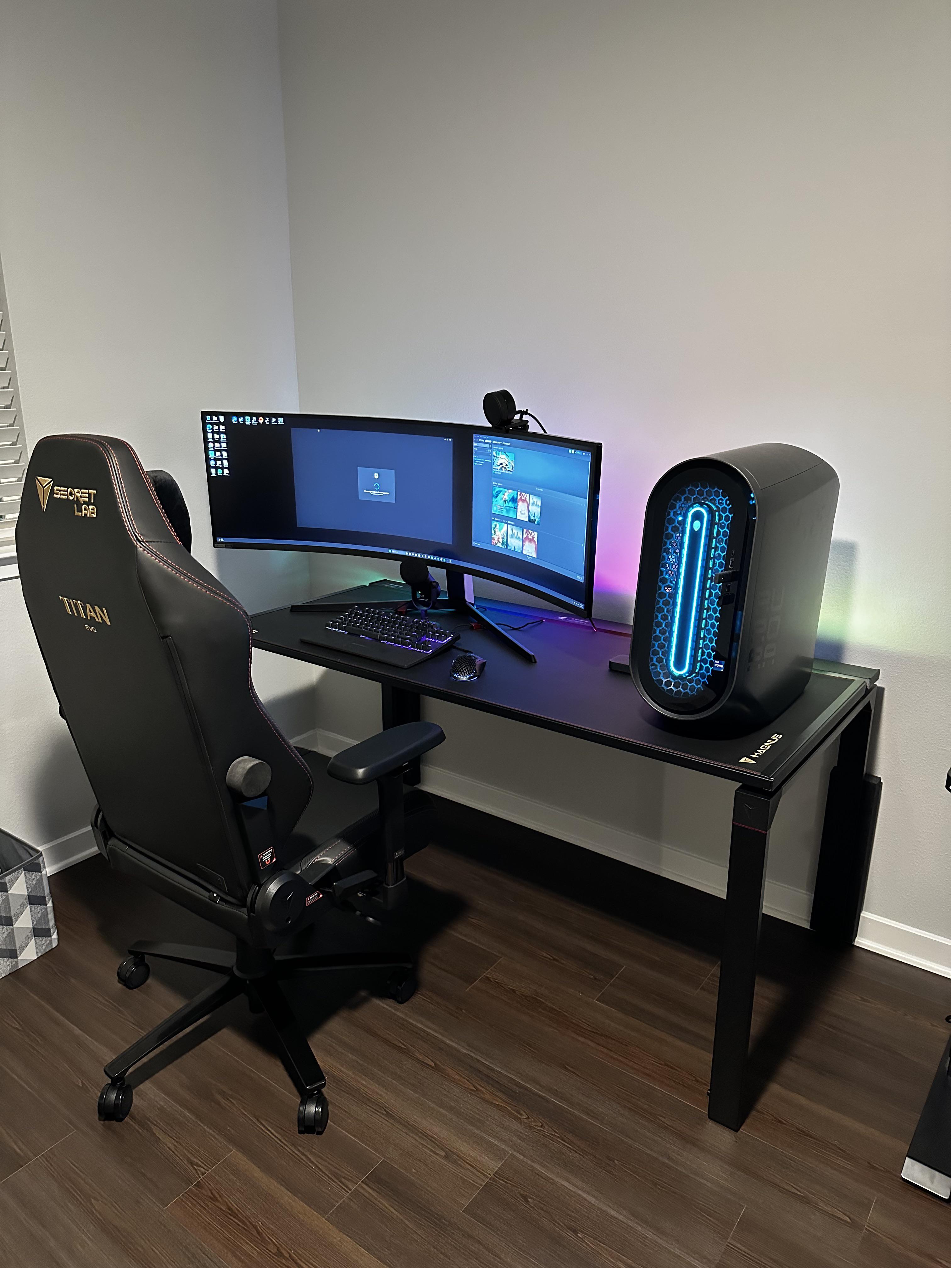 SecretLab Magnus and Titan | Scrolller