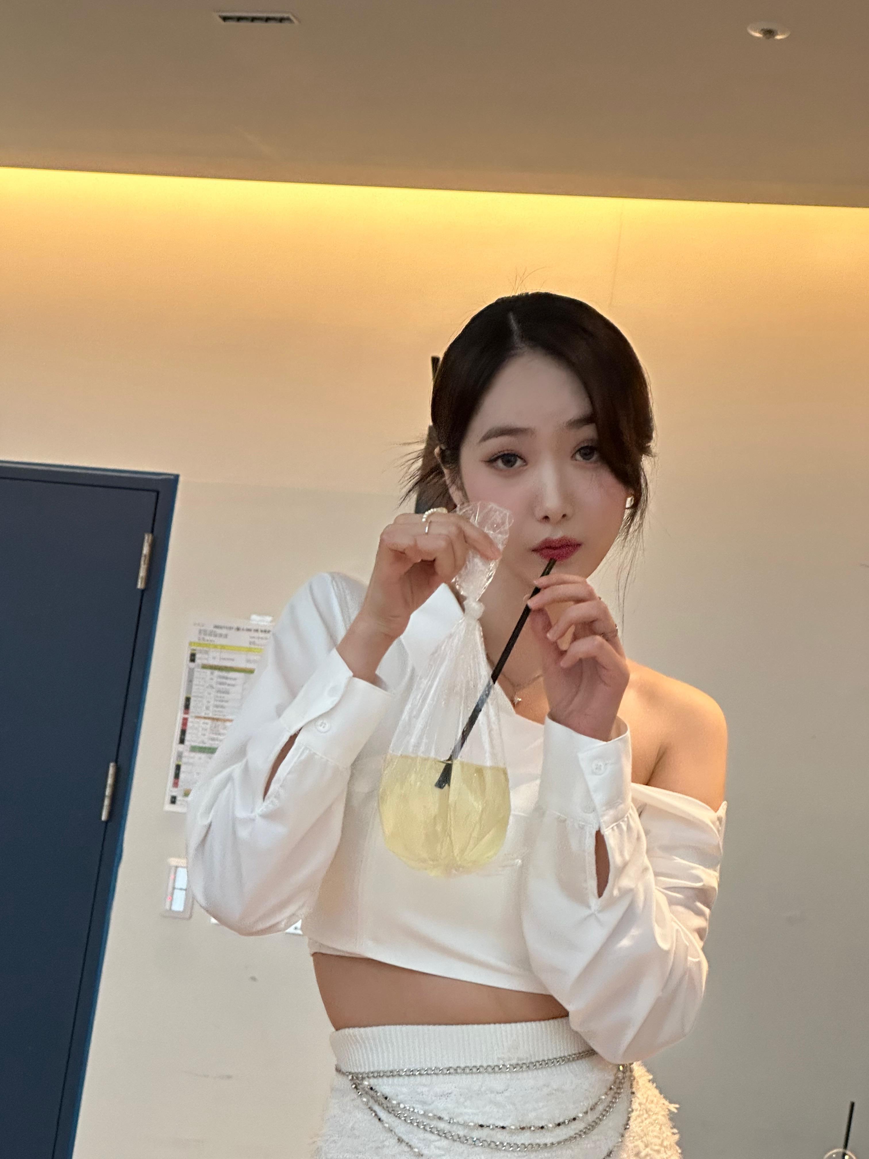 [221121] Eunha Universe Artist Board Update with SinB | Scrolller