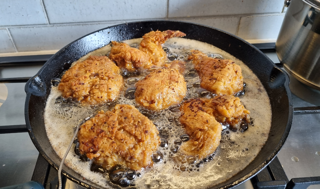 Cast iron pan fried chicken | Scrolller
