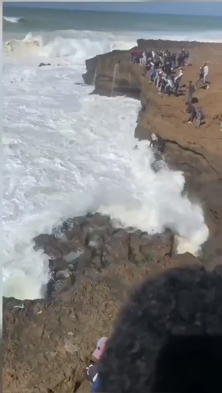 People rescued drowning man | Scrolller